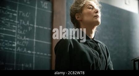 Radioactive Rosamund Pike As Marie Curie 2019 © Amazon Courtesy