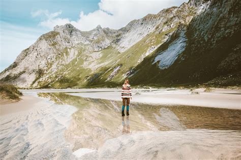 노르웨이를 여행하는 여성 모래 해변 로포텐 섬에서 걷는 산악 풍경 야외 활동적인 라이프 스타일 소녀를 즐기는 여성 북부 노르웨이에 대한 스톡 사진 및 기타 이미지 Istock