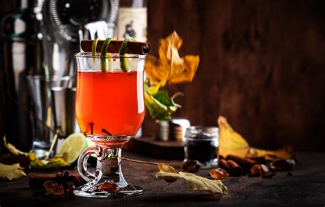 뜨거운 펀치 그로그 어두운 럼 포트 꿀 라임 주스 차 계피와 가을 장식빈티지 나무 배경에 유리에 정향겨울 온난화 칵테일 음료 0명에 대한 스톡 사진 및 기타 이미지 Istock