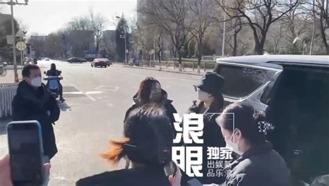 2023年央视春晚第一次联排 马丽戴黑色渔夫帽现身 新浪图片