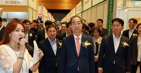 취업박람회 부스 둘러보는 한덕수 국무총리