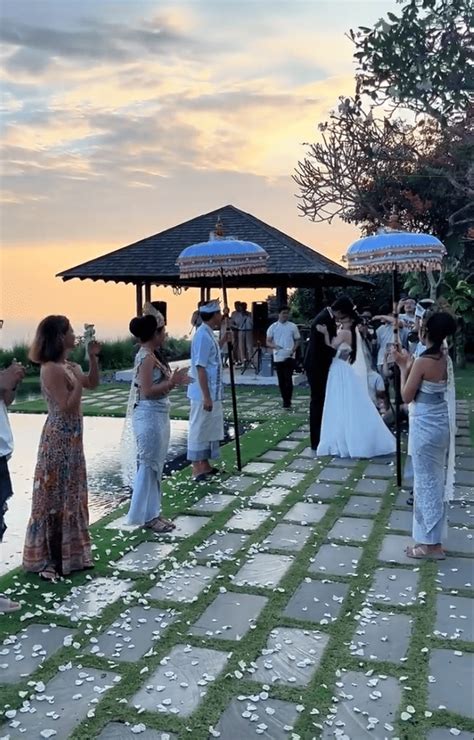 秦牛正威婚礼现场曝光？捧花穿婚纱与男方当众接吻 搜狐大视野 搜狐新闻