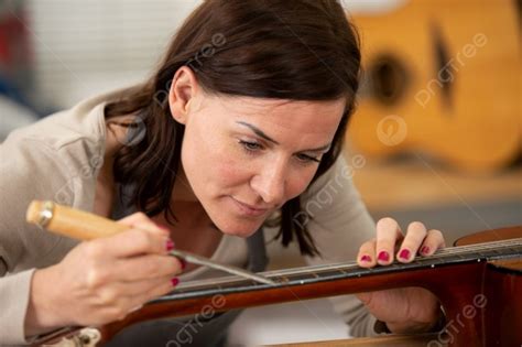 기타 줄을 수리하는 여자 사진 배경 및 무료 다운로드를위한 그림 Pngtree