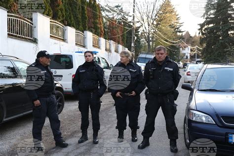 Активисти от Младежкото ДПС твърдят че са били изведени от полиция от дома на Ахмед Доган в