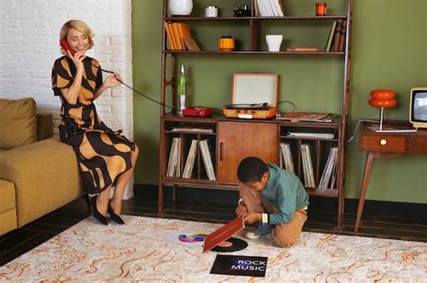 Famiglia moderna a tutto campo in stile retrò Foto Gratis