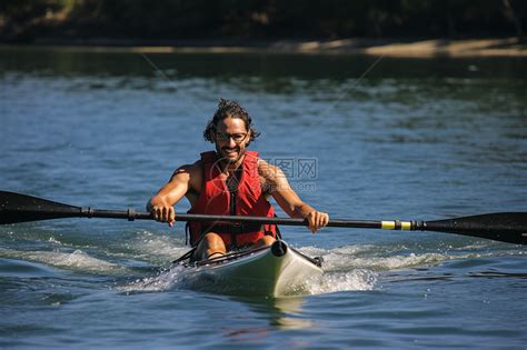 海上的划船运动高清图片下载 正版图片600683549 摄图网