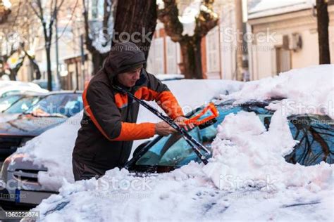 눈과 얼음에서 스크레이퍼와 브러시로 자동차를 청소하는 남자 50 59세에 대한 스톡 사진 및 기타 이미지 50 59세 가리기 겨울 Istock
