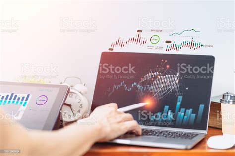 랩톱 컴퓨터에회사 그래프와 재무 데이터 분석이 표시됩니다 사업 기획 및 전략의 개념 개발에 대한 스톡 사진 및 기타 이미지 개발 경제 그래프 Istock