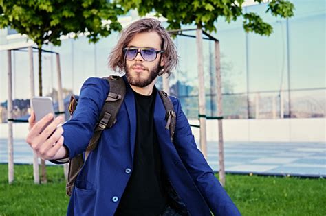 남자는 단 하나 속도 자전거를 스마트 휴대 전화를 사용 하 여 타고 거리에 대한 스톡 사진 및 기타 이미지 거리 고층 건물