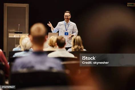 컨벤션 센터에서 사람들 앞에서 연설을 하는 행복한 남성 연사 세미나에 대한 스톡 사진 및 기타 이미지 세미나 교육 강좌 리더십 Istock