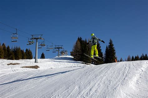 행복한 십대 아이 눈 놀이 공원에서 스키와 함께 점프 화창한 날에 이탈리아에서 스키를 타는 아이 어린이와 성인이 함께 스키를 타다 가족에 대한 스톡 사진 및 기타 이미지
