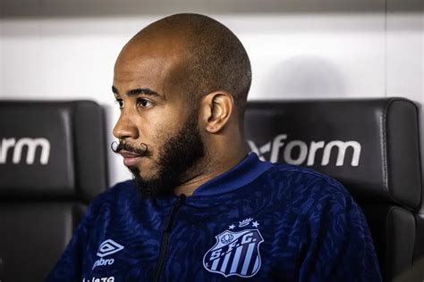 Patrick é Flagrado Durante Treino Do Santos E Forma Física Gera