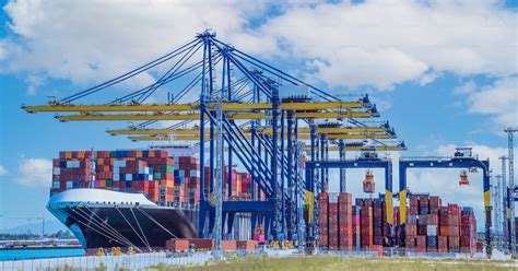 컨테이너 선창 크레인 선적 항구 선적 컨테이너 상자 수출입 상업 무역 비즈니스 물류 및 국제 운송을 기다리는 항구의 화물선 및 트럭 사진 Unsplash의 물 이미지