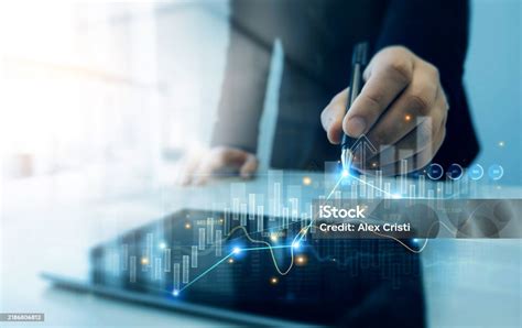 판매 데이터 및 재무 보고서 분석 비즈니스 성장 그래프 차트 금융 마케팅 그래프 성장 차트 기업의 미래 성장 계획 그래프를 위로 화살표로 표시합니다 개발에 대한 스톡 사진