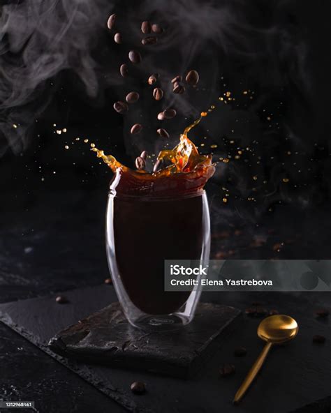 뜨거운 에스프레소 모닝 커피에 유리 컵 향기로운 음료는 커피 콩아래로 떨어지고 검은 색 배경에 증기와 함께 튀는다 배너 디자인