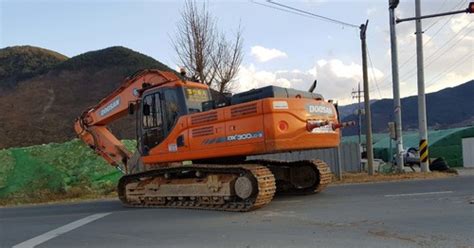 무한궤도 굴삭기 도로 질주 밀양 고속도로 2공구 현장