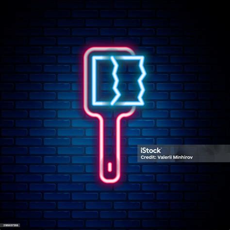 빛나는 네온 라인 사우나 브러시 아이콘은 벽돌 벽 배경에 고립되어 있습니다 욕조에서 씻기위한 거친 강모가있는 나무 브러시 안티 셀룰라이트 마사지 다채로운 윤곽선 개념 벡터