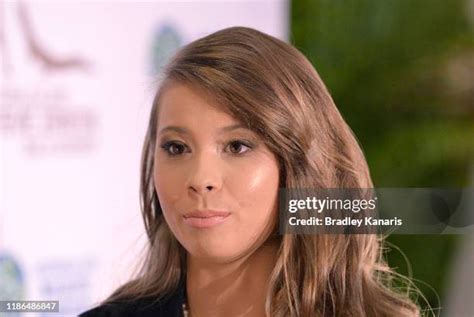 Bindi Irwin Photos Photos And Premium High Res Pictures Getty Images