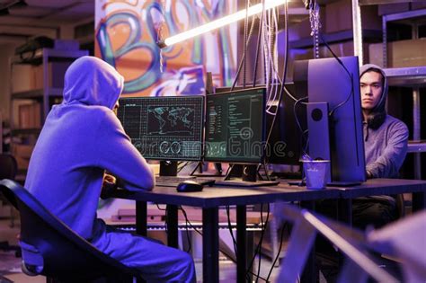 Hackers Planejando Ataque Malware Foto De Stock Imagem De Ruptura Internet 311138906