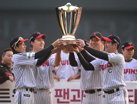 29년 만에 우승 트로피 들어올니는 Lg [포토]｜스포츠동아