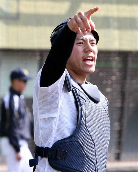 練習中に指示を出す札幌大谷の飯田 ― スポニチ Sponichi Annex 野球