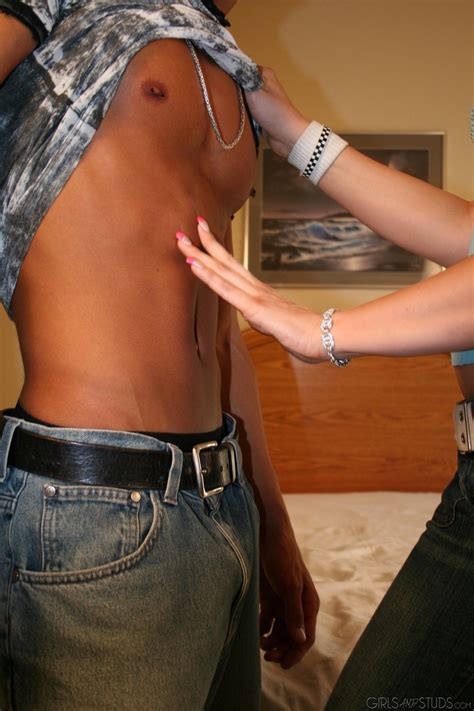 Загорелый парень знакомится с красоткой в ночном клубе и умудряется трахаться этой ночью