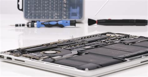 흰색 벽으로 둘러싸인 실험실에서 서비스 작업자 오픈 랩톱 케이스 수리에 대한 스톡 사진 및 기타 이미지 수리 컴퓨터