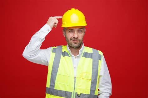 Homme constructeur en uniforme de construction et casque de sécurité