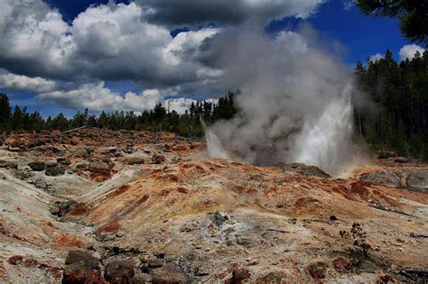 美国黄石国家公园的“地下超级火山”不断释放巨大热量 柏油马路开始“融化” 神秘的地球 科学自然地理探索