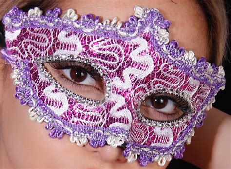 نقاب بالماسکه زنانه با رنگبندی و طرح بندی متنوع مینارُزه، پوشاک خاص