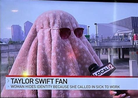 썬글라스에 담요 덮어쓰고… 공연장 온 팬 무슨 사연 파이낸셜뉴스