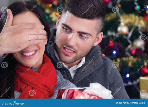 Ein Junges Paar Feiern Heilige Nacht Stockbild Bild Von Mann Gelegenheit