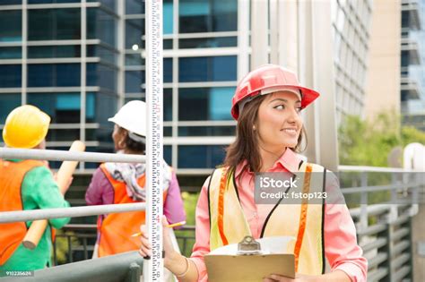 도시에서 건설 프로젝트에서 작업 하는 여성 엔지니어 또는 건축가 팀 줄기 Stem 주제에 대한 스톡 사진 및 기타 이미지 Stem 주제 건물 외관 건설 산업 Istock