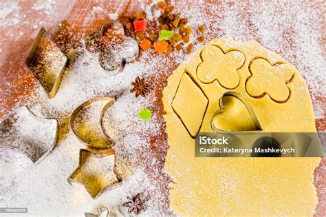 달 별 꽃 심장 모양의 쿠키 커터 압연 페이스트리 밀가루 설탕 착빙 설탕 및 일본 스타 아니스와 베이킹 풍경 발렌타인 데이 또는 크리스마스를위한 수제 쿠키 12월에 대한