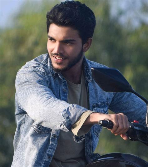 অটোর এক সহযাত্রী বলছিলেন এই সরকারের উপর সবাই ক্ষ্যাপা “জয় বাংলা কইয়া টান দে”। অন্যজনের