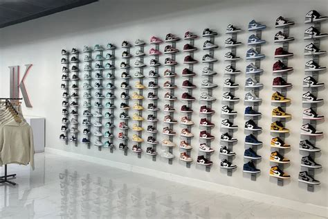 30 Creative Sneaker Display Ideas For Retailers [january 2026]
