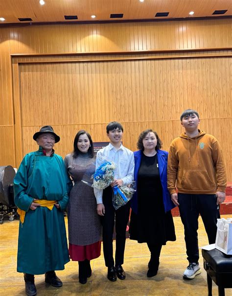 Дуучин Сайн хүний үр сүүт гүүний унага гэж аав нь манай нагац Манлай уяач Batchuluun Manlai