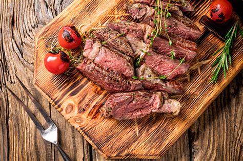 허브 향신료와 소금을 곁들인 육즙이 많은 미디엄 레어 소고기 스테이크 가루로 빻은에 대한 스톡 사진 및 기타 이미지 가루로 빻은 건강한 식생활 검은색 Istock