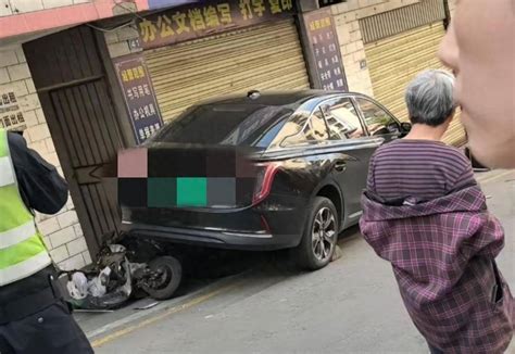 攀枝花警方通报：女子停车操作不当撞倒路边群众致1死4伤已被控制，伤者均无生命危险居民受伤二汽