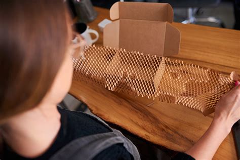 물류 중소 기업 및 여성 포장 전자 상거래 소포 상자 또는 패키지 또는 온라인 상점 직송 또는 스타트 업을 통한 배송 주문 제품 또는 상품을 포장하는 여성 판매자 또는