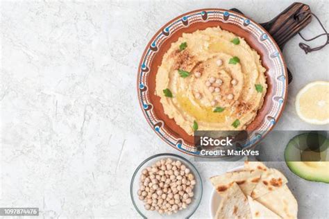 블루 패턴으로 갈색 점토 판에 후 머 스 흰색 테이블에 야채 채소 피타의 삼각 조각이 있습니다 최고의 볼 수 있습니다 플랫이 하다 0명에 대한 스톡 사진 및 기타 이미지