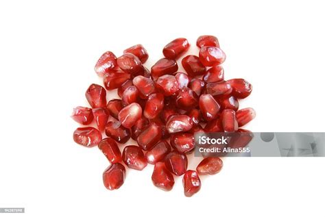 Tumpukan Biji Delima Di Atas Putih Foto Stok Unduh Gambar Sekarang Alam Antioksidan Berair