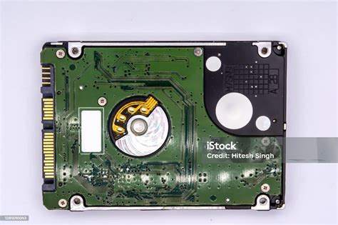 내부 하드 디스크 드라이브 또는 흰색 배경에 격리 된 랩톱의 Hdd를 닫습니다 0명에 대한 스톡 사진 및 기타 이미지 0명 노트북 데이터 Istock