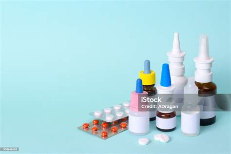 비 드랍 스와 코 또는 감기와 그립을 치료 하는 약에 대 한 스프레이 병 고 튜브 약물과 녹색 배경에 색된 약 텍스트를 위한 공간 복사 0명에 대한 스톡 사진 및 기타