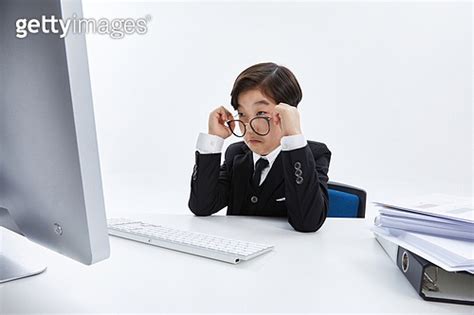 어린이 나이 소년 남성 비즈니스 주제 비즈니스맨 사업가 정장 슈트 8세에서9세 저학년어린이 스트레스 기진맥진 컨셉 노안 이미지
