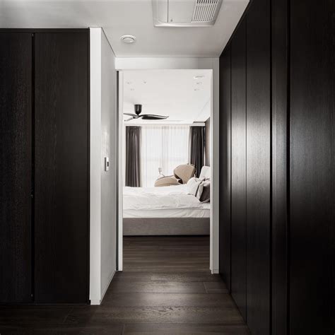 위드디자인 마스터룸 디자인벽체는 이태리 천연 무늬목으로 마감하고 미드나잇 원목마루로 바닥을 시공했어요