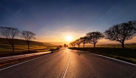 해가 풍경 위에 따뜻한 빛을 드리우면서 구불구불한 도로가 지평선 속으로 사라집니다 도로 일몰 수평선 배경 일러스트 및 사진 무료 다운로드 Pngtree