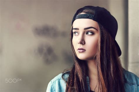 배경 화면 여자들 500px 모델 초상화 멀리보고 긴 머리 갈색 머리의 사진술 푸른 회색 눈 유행 야구 모자 사람 피부 의류 소녀 아름다움