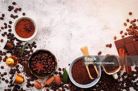 다양한 커피 어두운 구운 커피 콩 갈고리 및 캡슐의 배경은 복사 공간이있는 흰색 콘크리트 배경에 스쿱을 설치합니다 0명에 대한 스톡 사진 및 기타 이미지 Istock