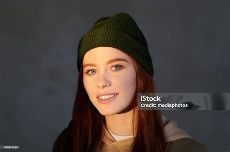 카메라 회색 배경에서 웃고 있는 모자를 쓰고 있는 달 레드 헤어를 입은 매력적인 젊은 여성의 호라이즌아탈 클로즈업 샷 18 19세에 대한 스톡 사진 및 기타 이미지 Istock